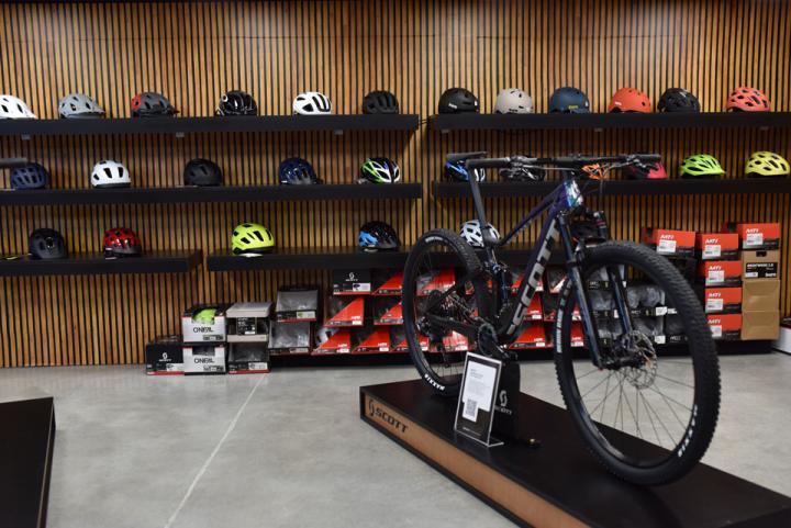 Llegó a la ciudad de Neuquén un imponente Scott Store – BICICLUB